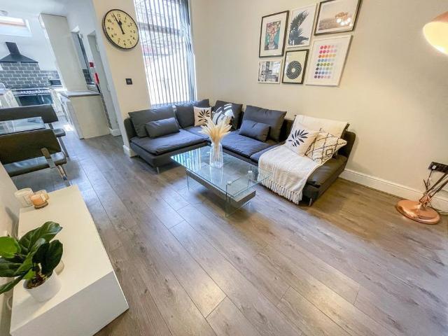 6 bedroom terraced house to rent