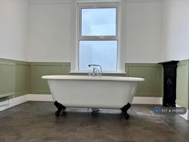 6 bedroom terraced house to rent