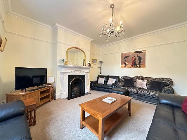 6 bedroom terraced house to rent
