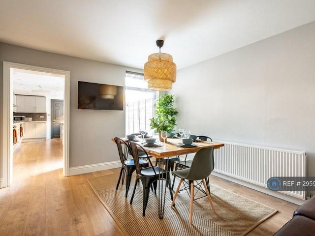 6 bedroom terraced house to rent