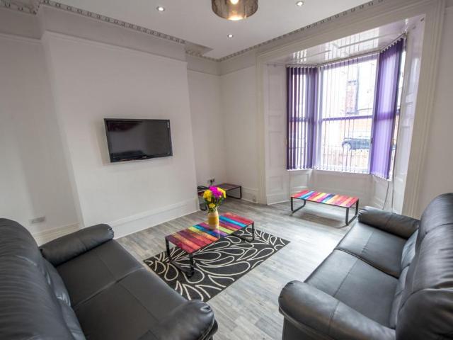 6 bedroom terraced house to rent