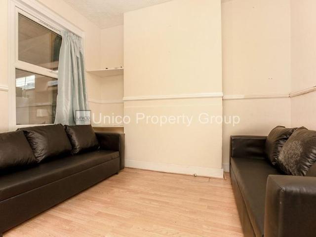 6 bedroom terraced house to rent