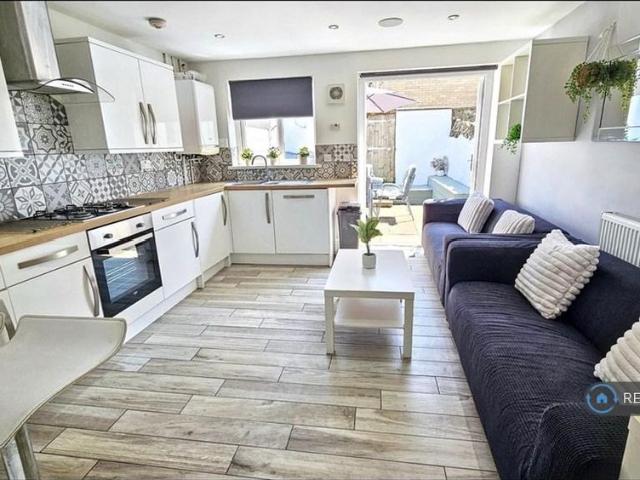 6 bedroom terraced house to rent