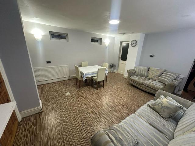 6 bedroom terraced house to rent