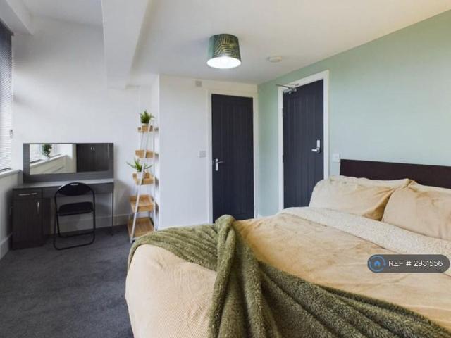 6 bedroom terraced house to rent