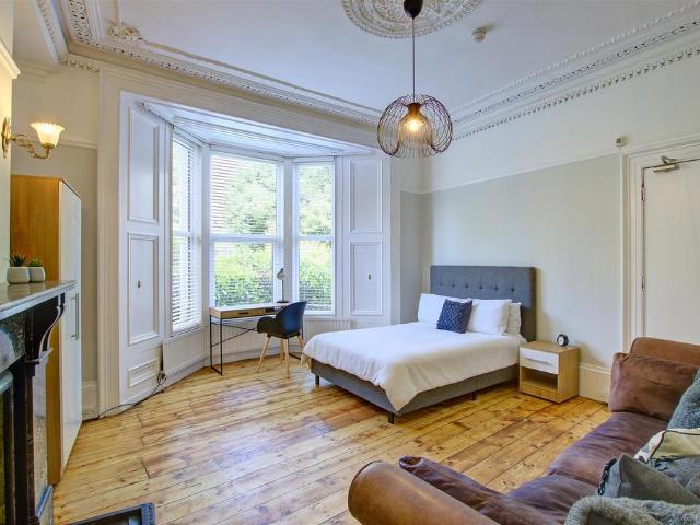 6 bedroom terraced house to rent