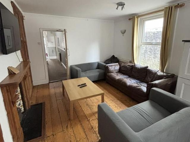 6 bedroom terraced house to rent