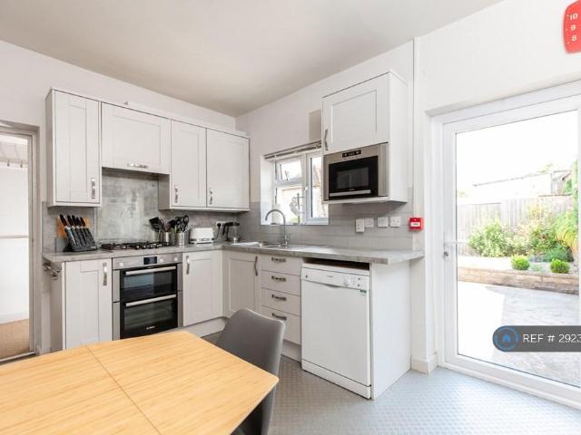 6 bedroom terraced house to rent