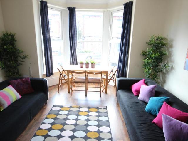 6 bedroom terraced house to rent