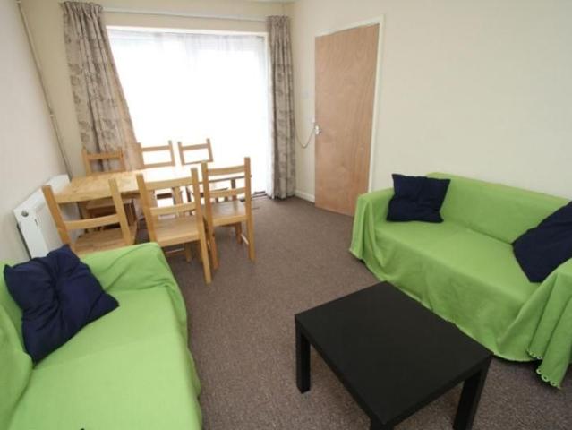 6 bedroom terraced house to rent