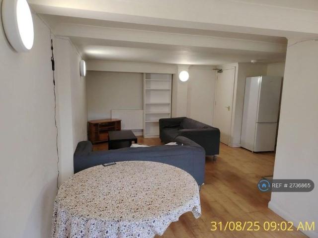 6 bedroom terraced house to rent