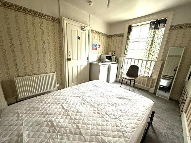 6 bedroom terraced house to rent