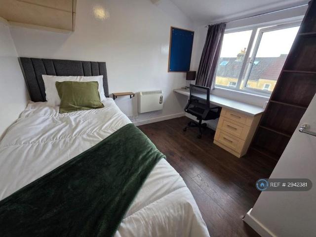 6 bedroom terraced house to rent