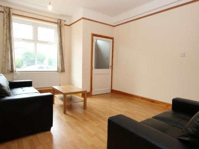 6 bedroom terraced house to rent
