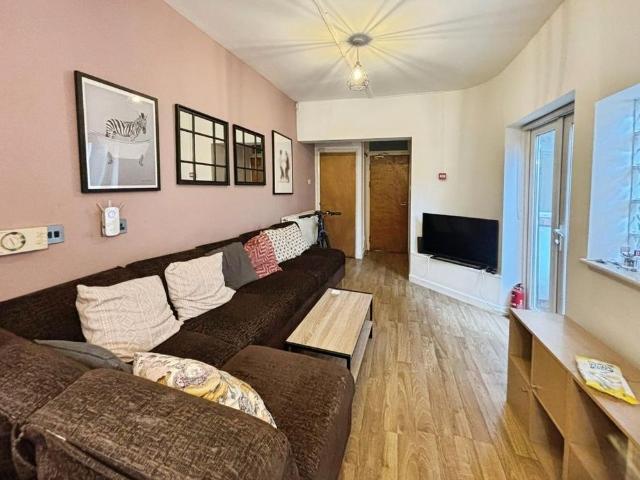 6 bedroom terraced house to rent