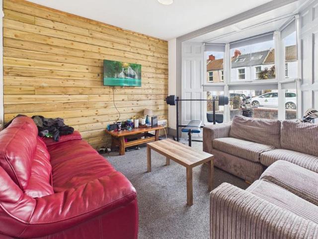 6 bedroom terraced house to rent