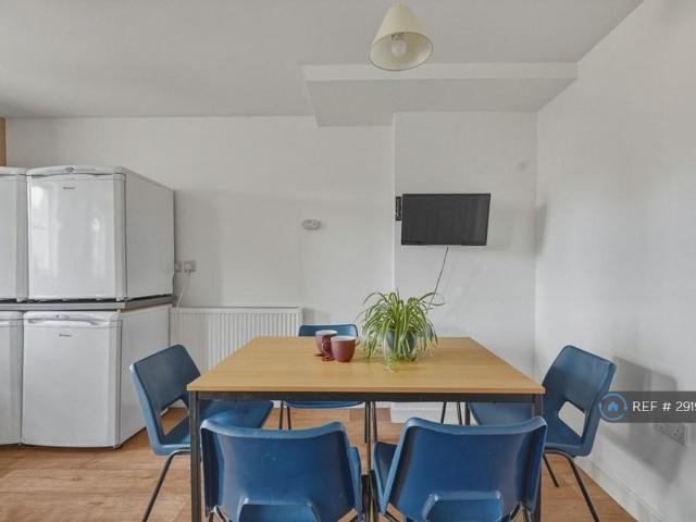 6 bedroom terraced house to rent