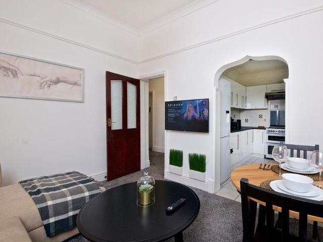 6 bedroom terraced house to rent