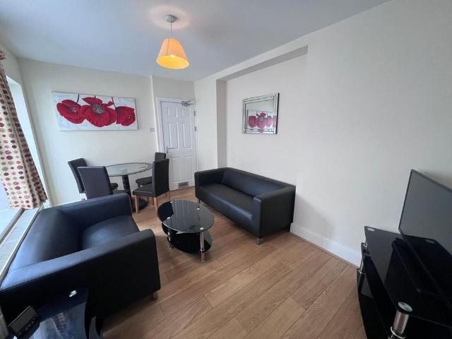 6 bedroom terraced house to rent