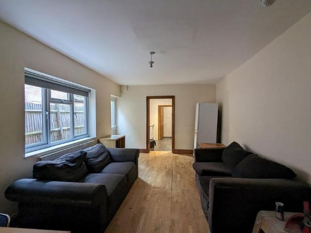 6 bedroom terraced house to rent