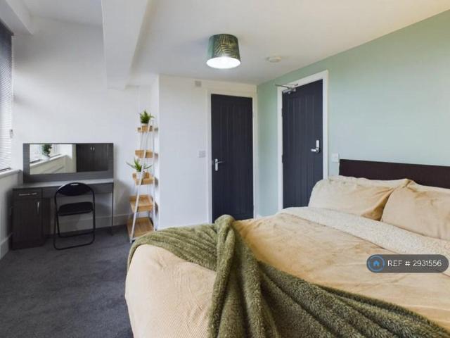 6 bedroom terraced house to rent