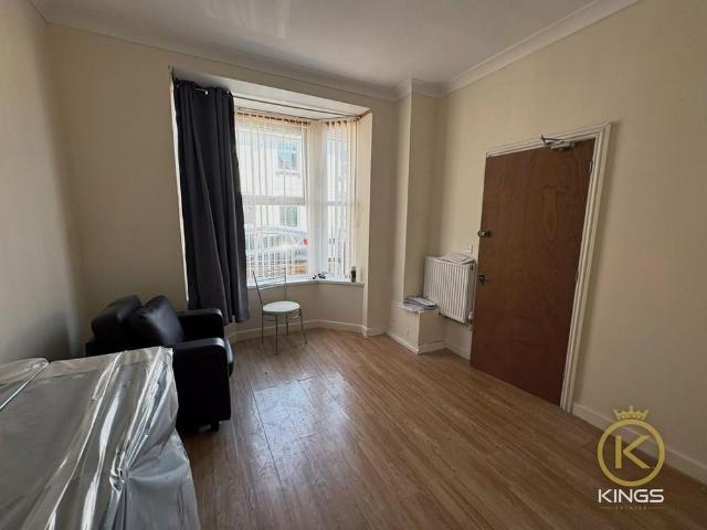 6 bedroom terraced house to rent