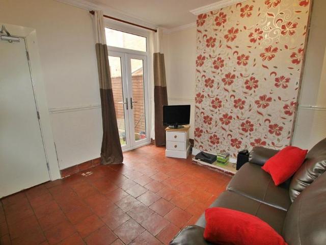 6 bedroom terraced house to rent