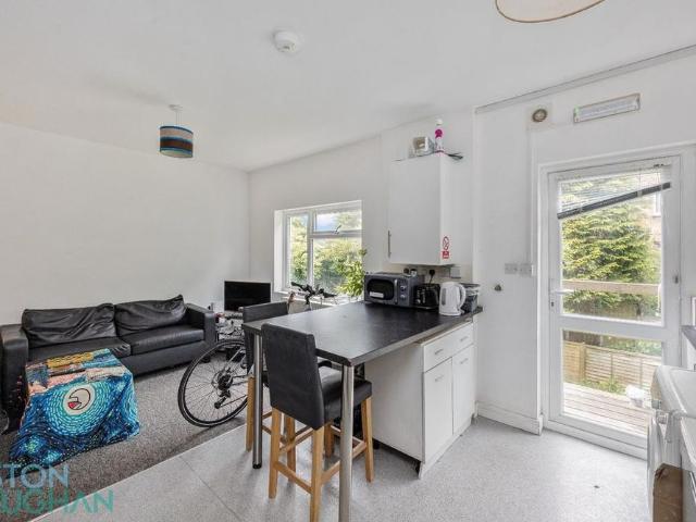 6 bedroom terraced house to rent