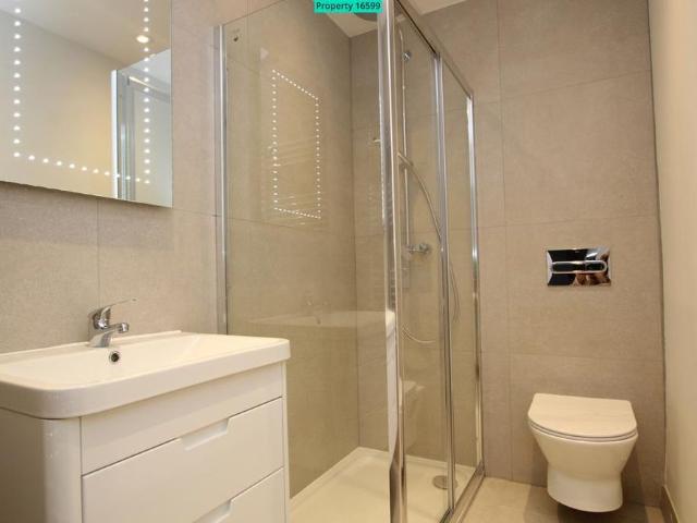 6 bedroom terraced house to rent