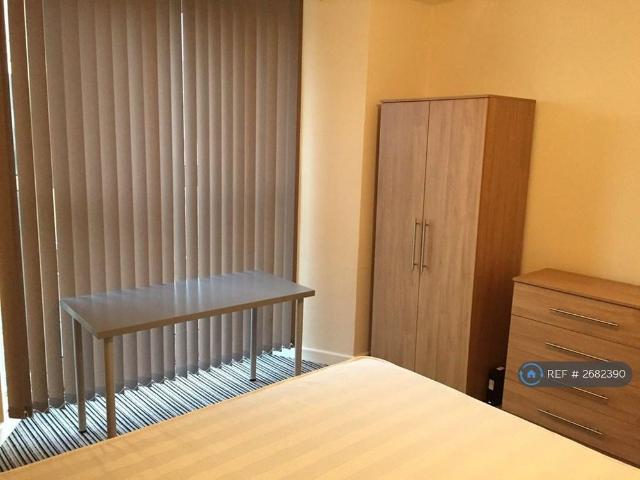 6 bedroom terraced house to rent