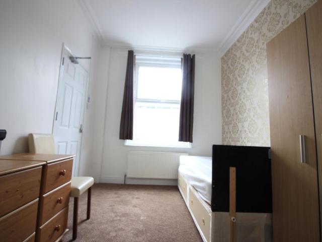 6 bedroom terraced house to rent