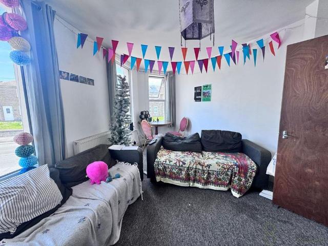 6 bedroom terraced house to rent