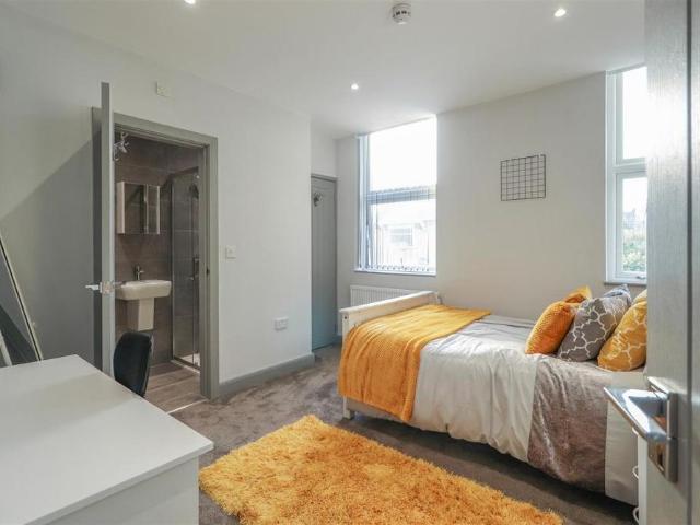 6 bedroom terraced house to rent