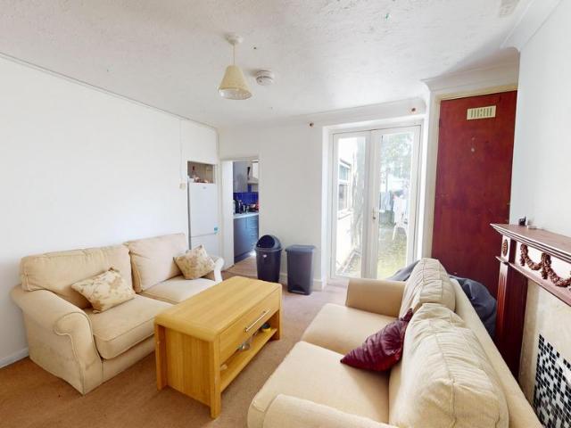 6 bedroom terraced house to rent