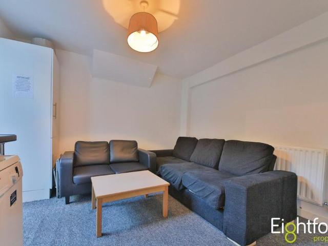 6 bedroom terraced house to rent