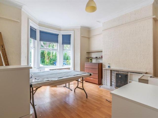 6 bedroom terraced house to rent