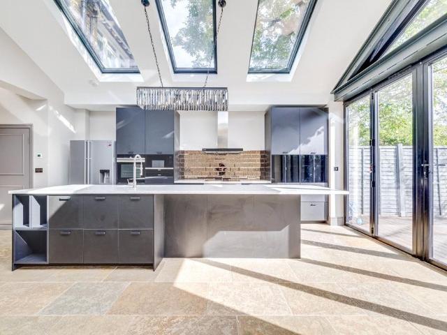 6 bedroom terraced house to rent