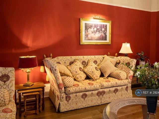 6 bedroom terraced house to rent