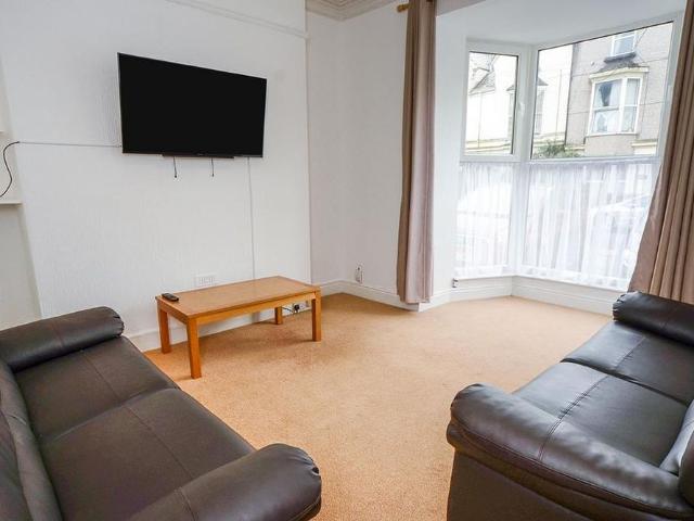 6 bedroom terraced house to rent