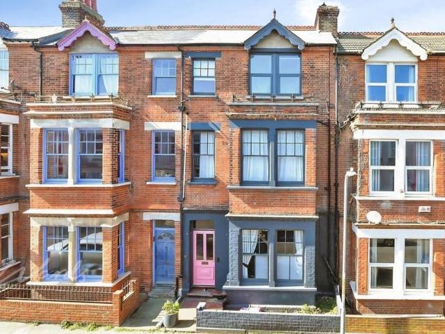 6 bedroom terraced house to rent
