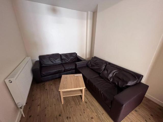 6 bedroom terraced house to rent
