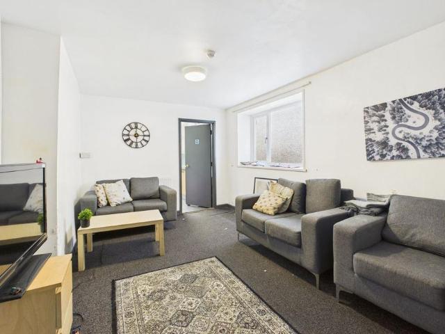 6 bedroom terraced house to rent