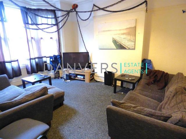 6 bedroom terraced house to rent