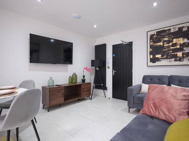 6 bedroom terraced house to rent