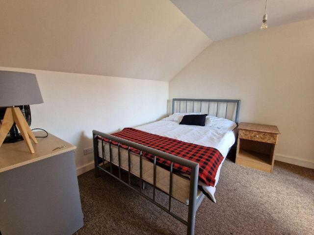6 bedroom terraced house to rent