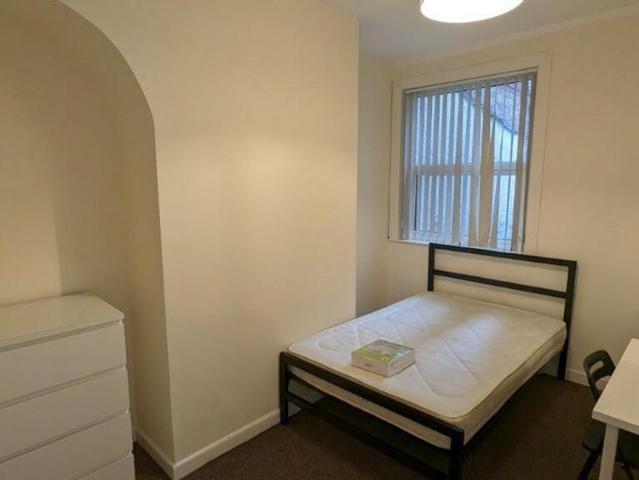 6 bedroom terraced house to rent