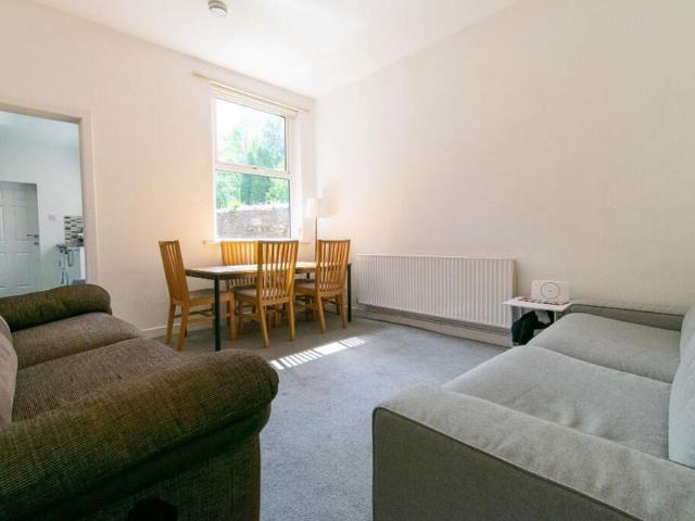 6 bedroom terraced house to rent