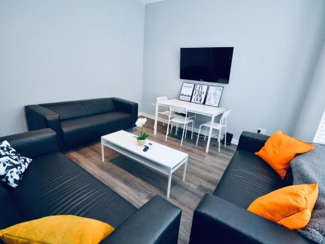 6 bedroom terraced house to rent