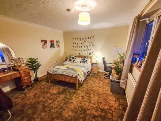 6 bedroom terraced house to rent