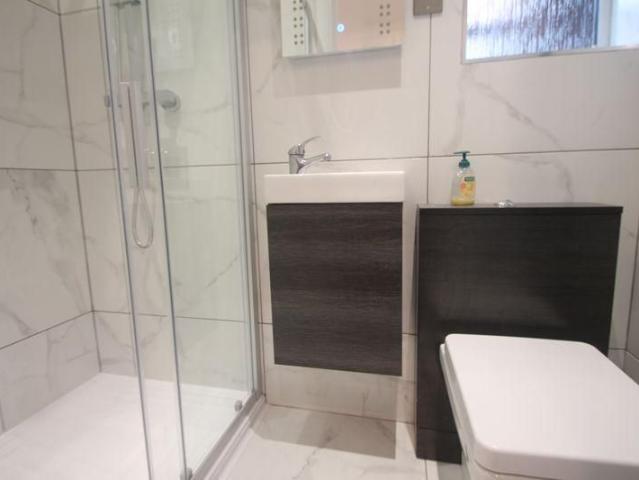 6 bedroom terraced house to rent